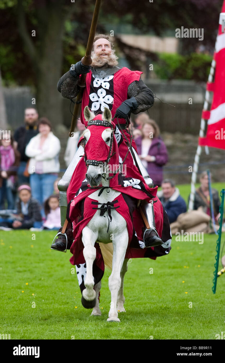 Knight in armour at Linlithgow Palace, Scotland Stock Photo - Alamy