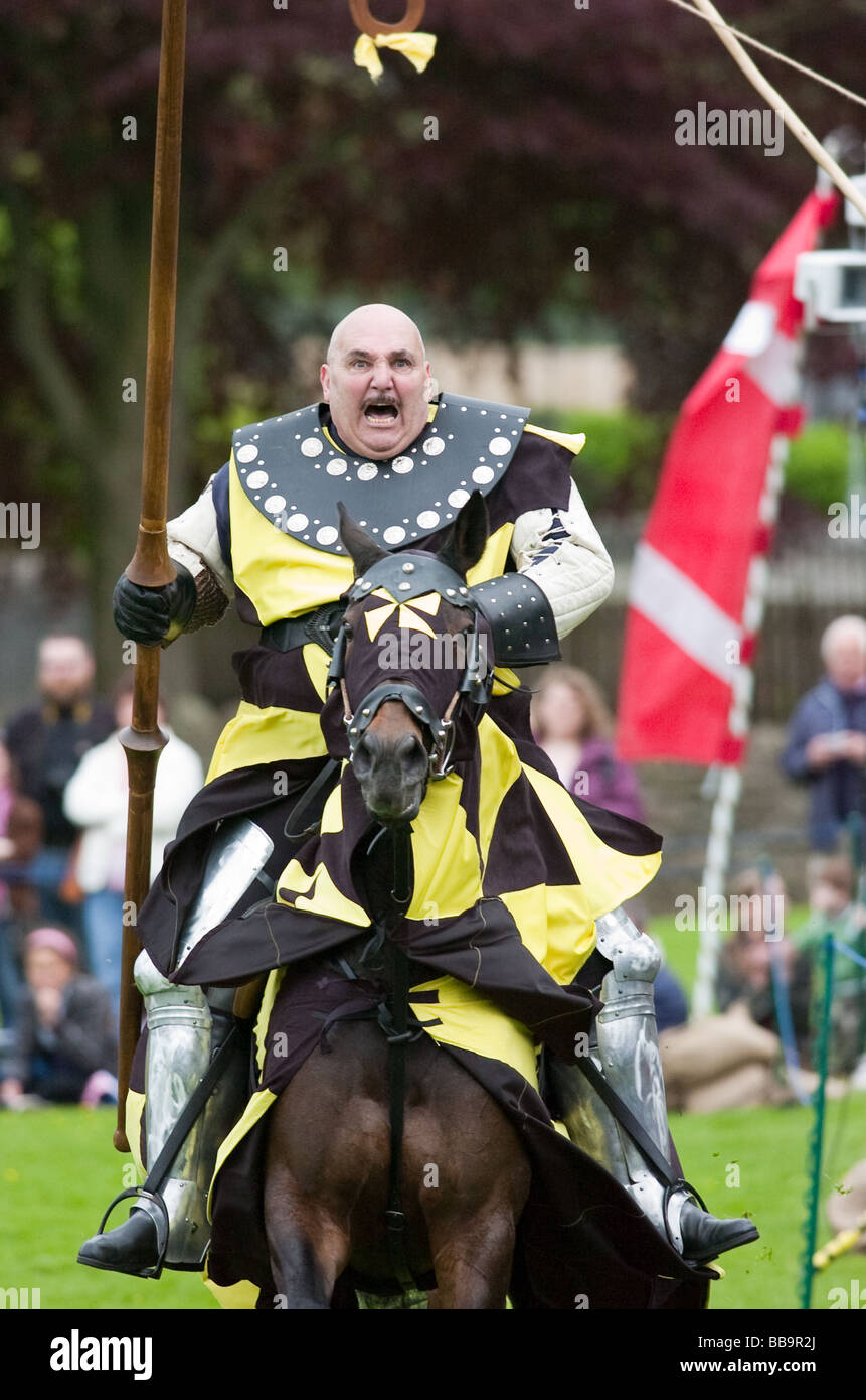 Knight in armour at Linlithgow Palace, Scotland Stock Photo - Alamy