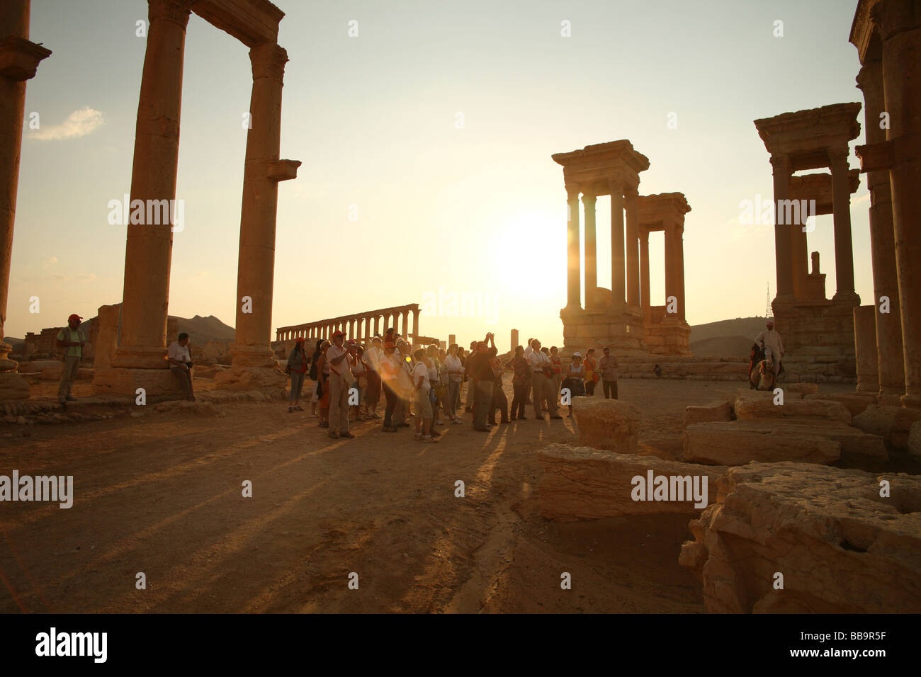 Monumental arch and colonnaded street Palmyra Syria Stock Photo - Alamy