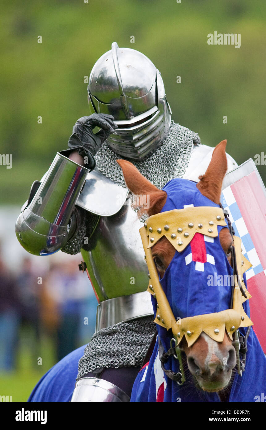 Knight in armour at Linlithgow Palace, Scotland Stock Photo - Alamy