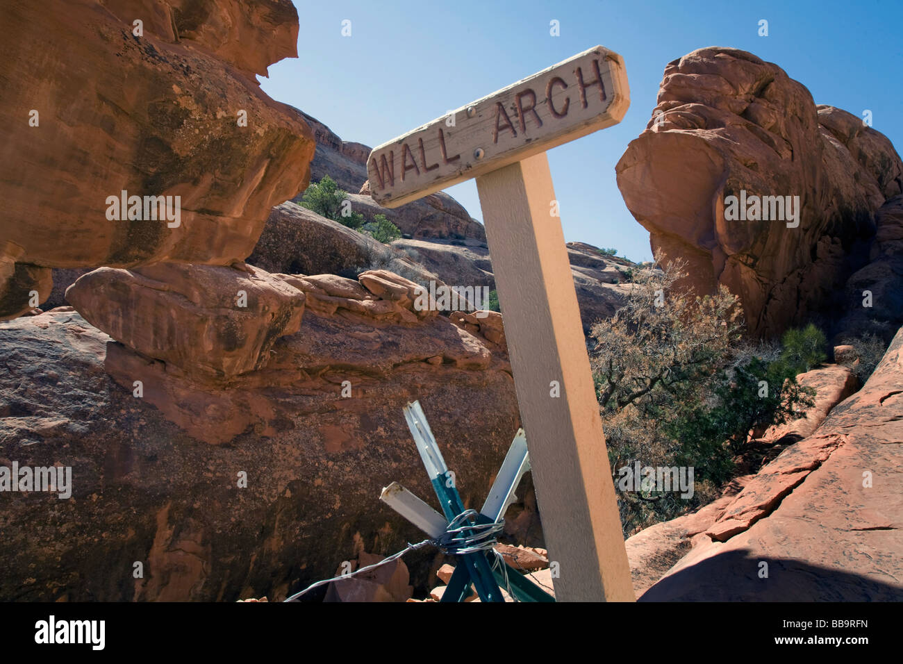 A sign marks where Wall Arch once stood in the Devils Garden area of ...