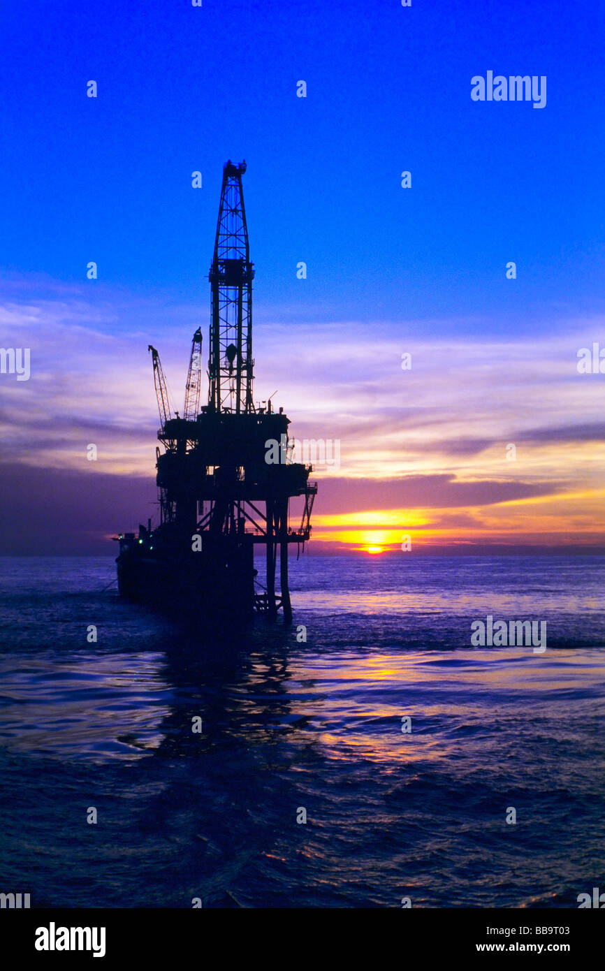 OFFSHORE OIL RIG AT SUNSET Stock Photo - Alamy