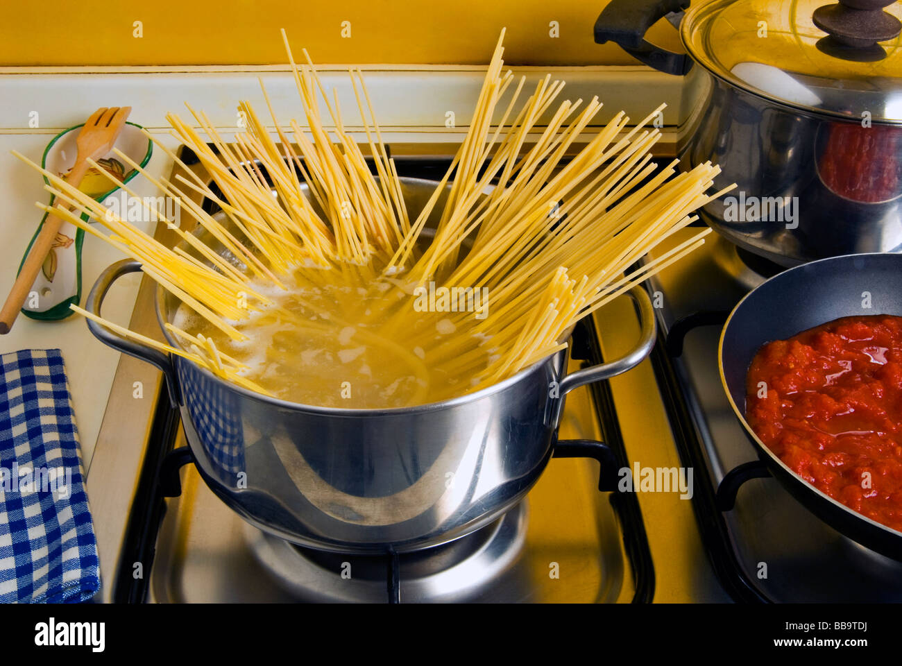 Kitchen Spaghetti Tomato sauce Stock Photo - Alamy