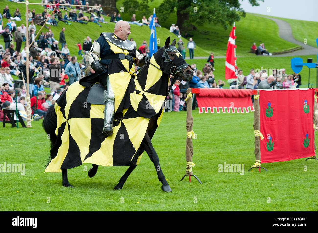 Knight in contest at Linlithgow Palace event, Scotland Stock Photo - Alamy