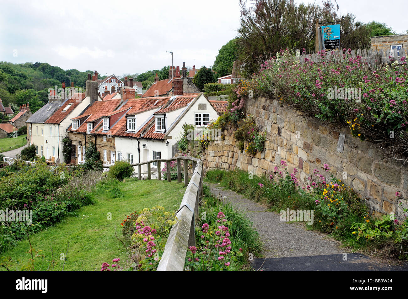 Cottages at sandsend hi-res stock photography and images - Alamy