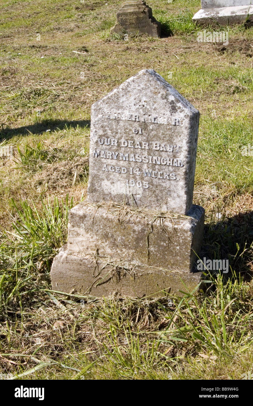 Grave of a baby hi-res stock photography and images - Alamy