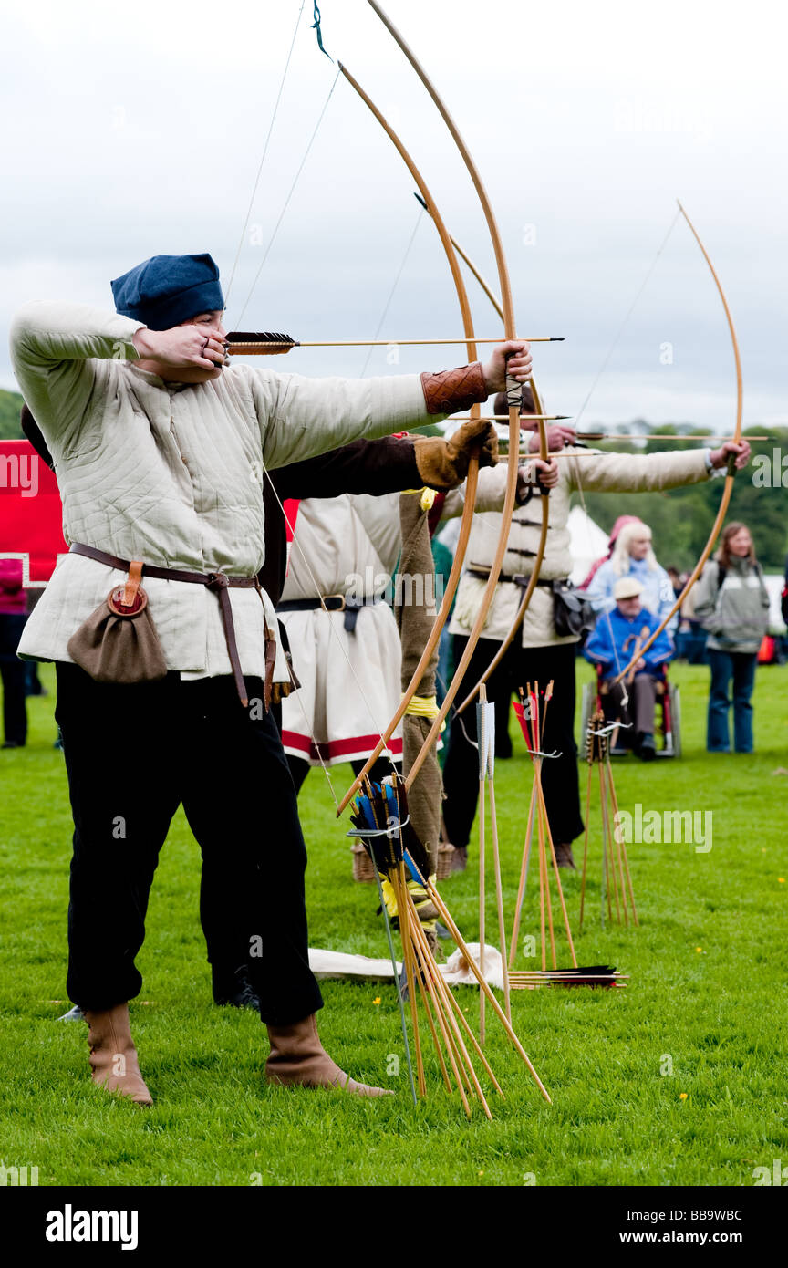 Archery display at Linlithgow palace, Scotland Stock Photo - Alamy