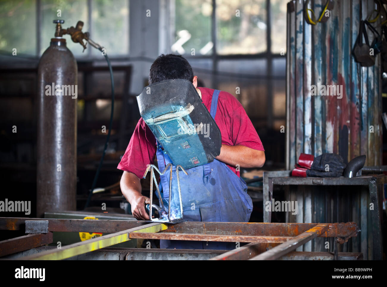 Factory worker welding Stock Photo - Alamy
