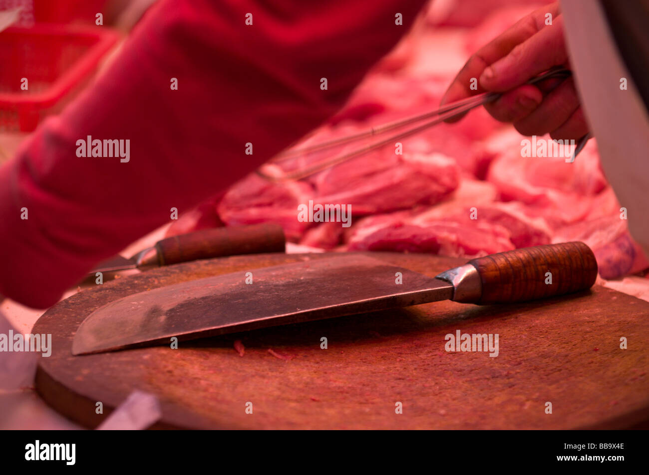 Meat cleaver on butchers block Stock Photo - Alamy