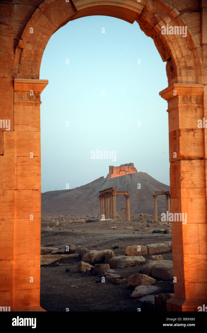 Monumental arch and colonnaded street Palmyra Syria Stock Photo - Alamy