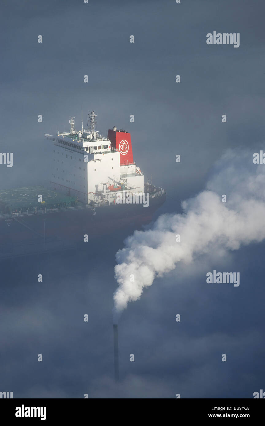 Bulk Carrier Ship Cake in the mist at Ravensdown Fertiliser Wharf ...