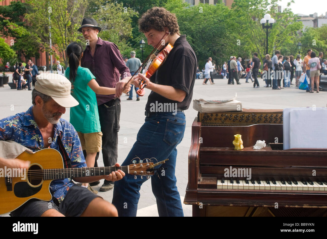 Buskers in Washington Square Park Stock Photo - Alamy