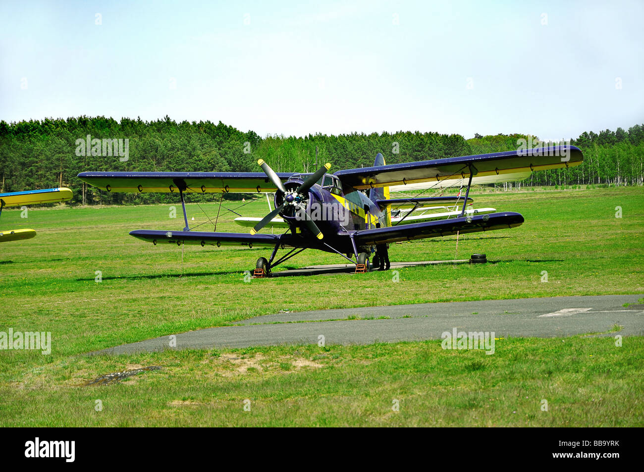 Old aircraft on ground hi-res stock photography and images - Alamy