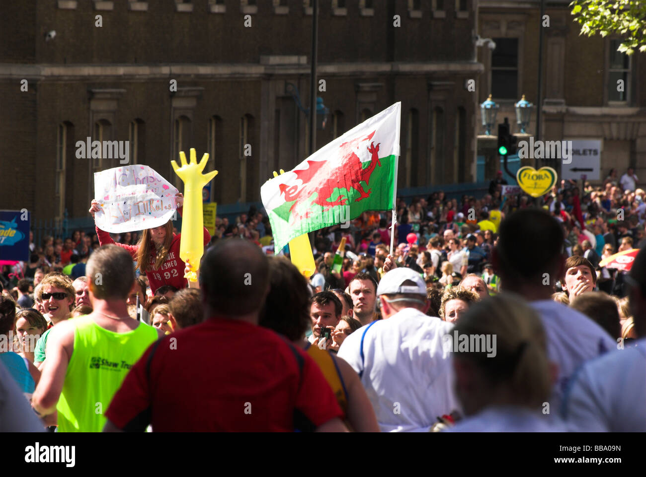 London marathon charity flag hi-res stock photography and images - Alamy