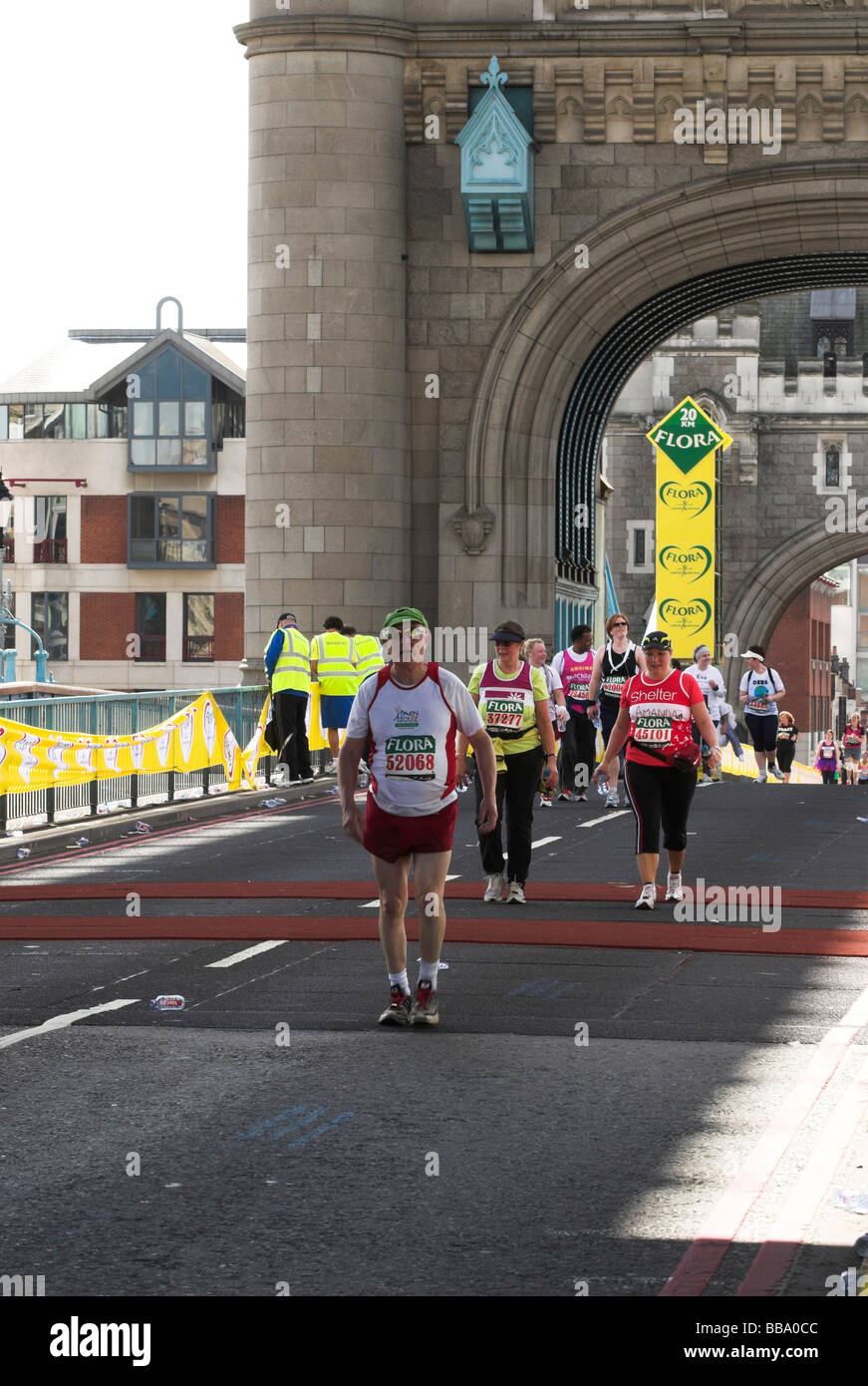 Runners in the 2009 London Marathon passing over Tower Bridge Stock ...