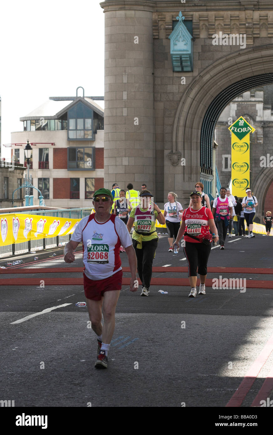 Runners passing over tower bridge hi-res stock photography and images ...