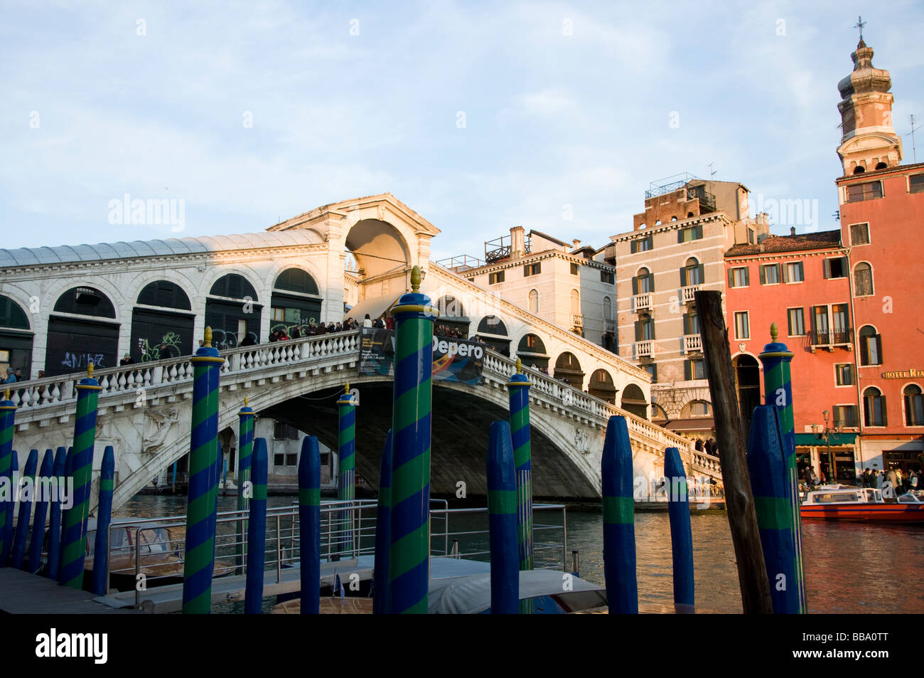 Rialto bridge mooring poles hi-res stock photography and images - Alamy