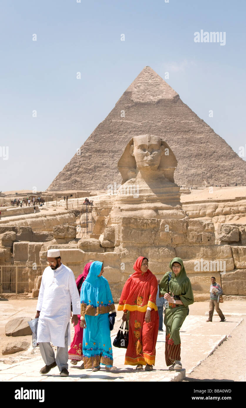 Great sphinx of giza and giza pyramids hi-res stock photography and ...