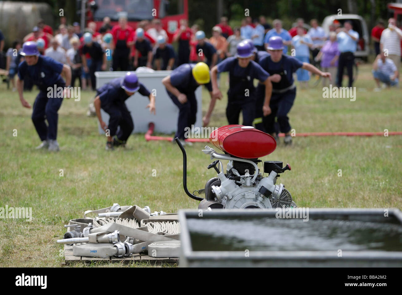 Fire-fighting attack, firefighters race Stock Photo - Alamy