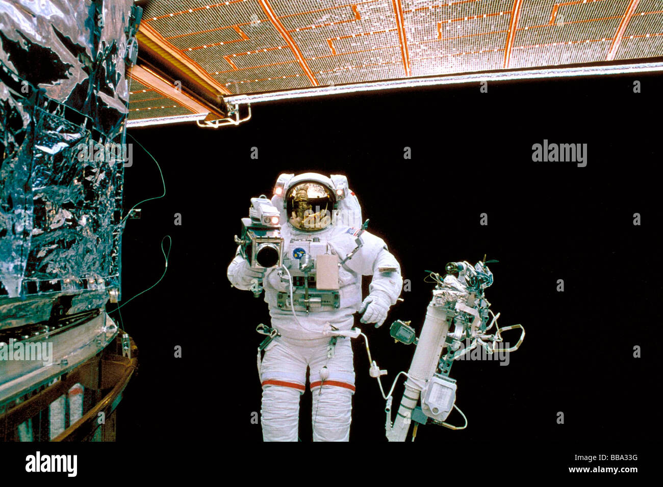 NASA astronaut working on Hubble Telescope Stock Photo - Alamy