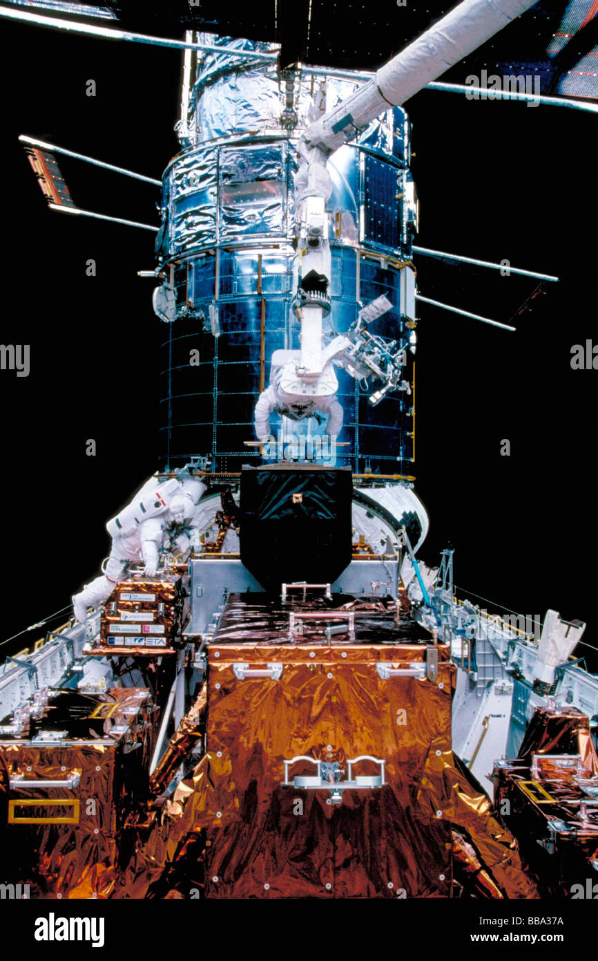 NASA astronauts working on Hubble Telescope Stock Photo - Alamy