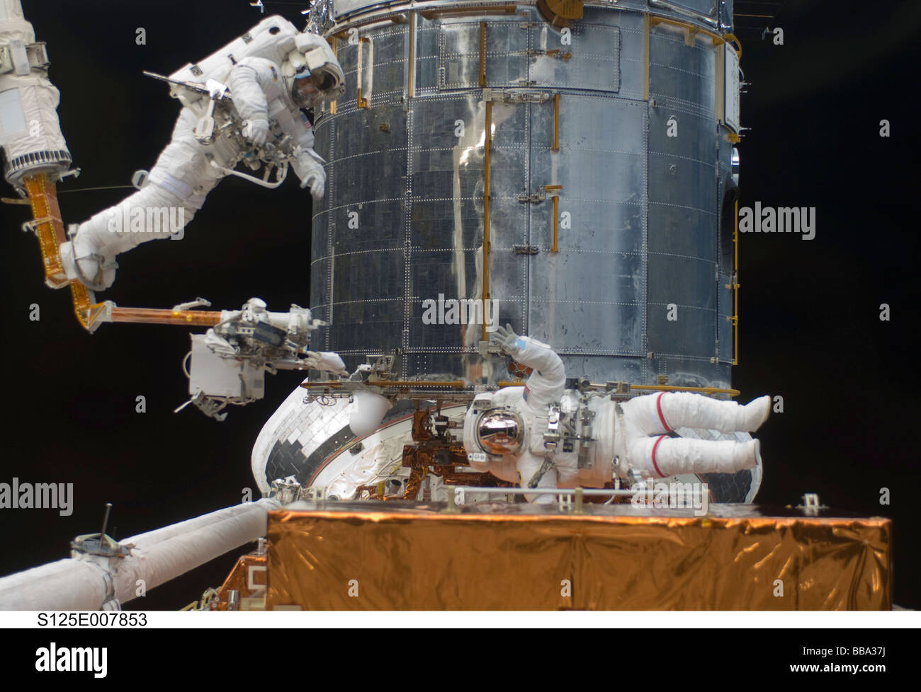 NASA astronauts working on Hubble Telescope Stock Photo - Alamy