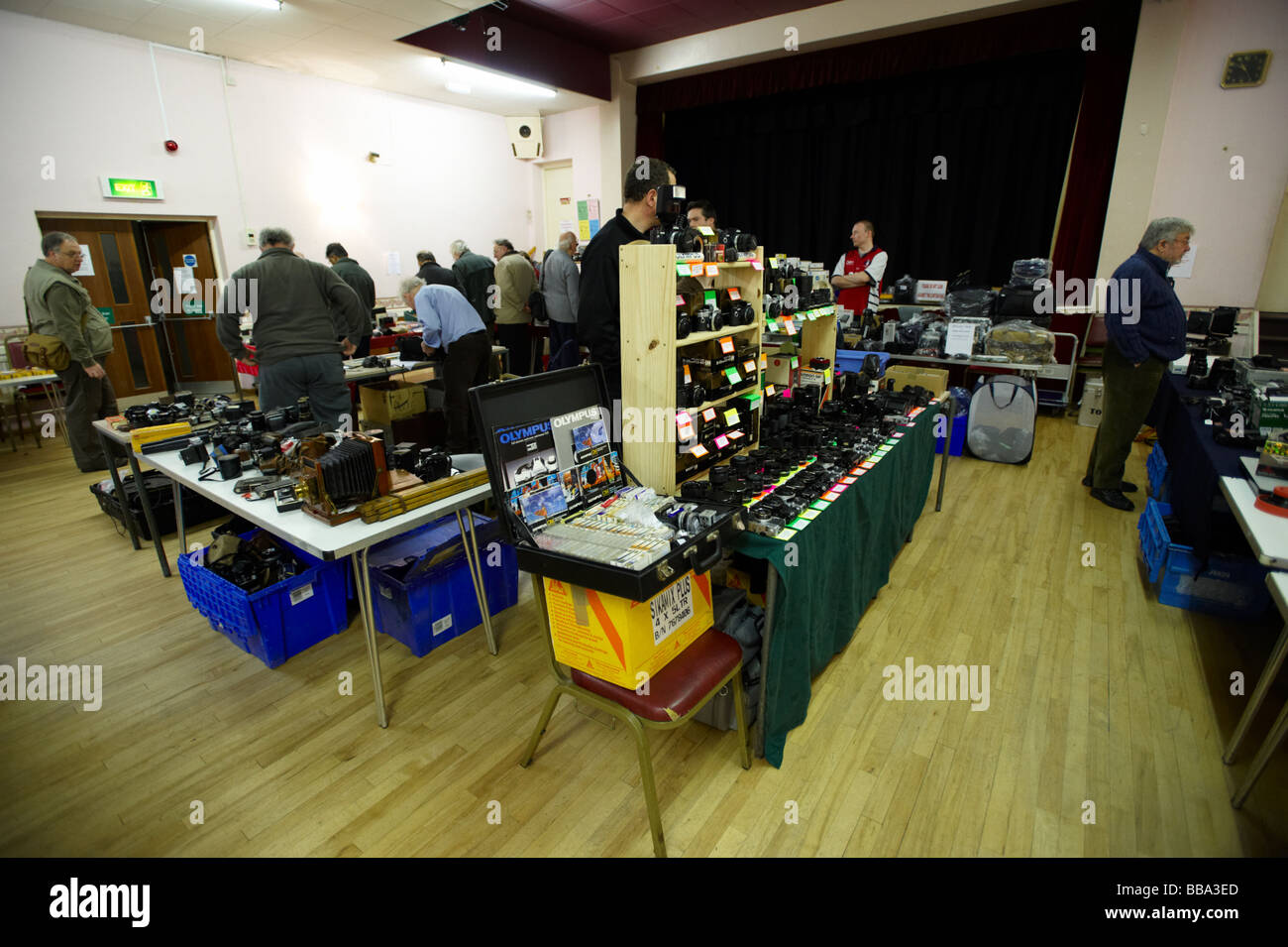 Selling vintage cameras hi-res stock photography and images - Alamy