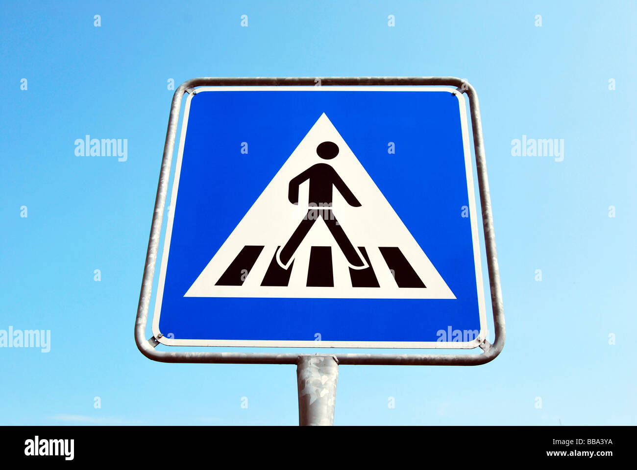 Pedestrians overpass sign hi-res stock photography and images - Alamy