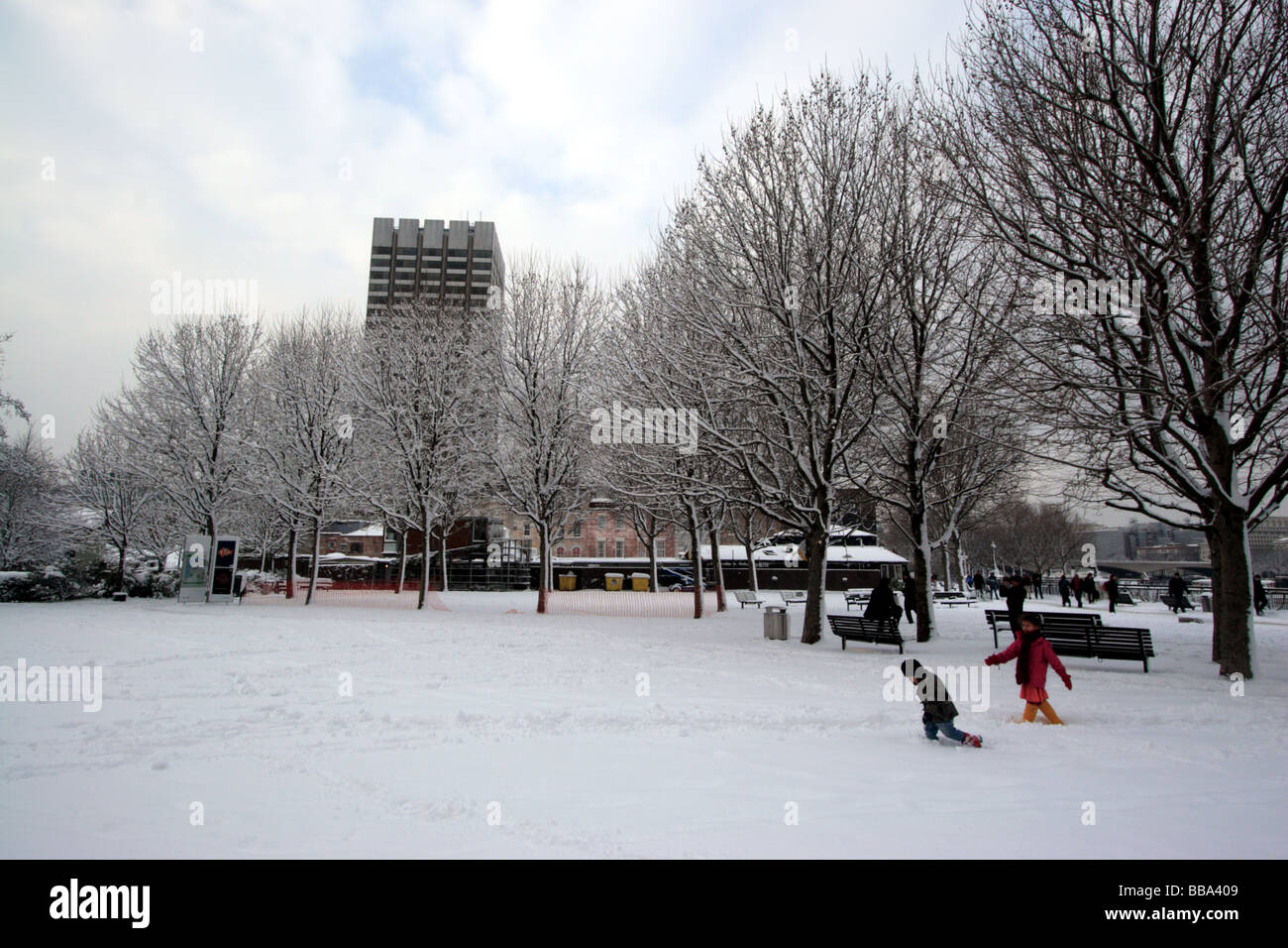 Children playing snow bank hi-res stock photography and images - Alamy