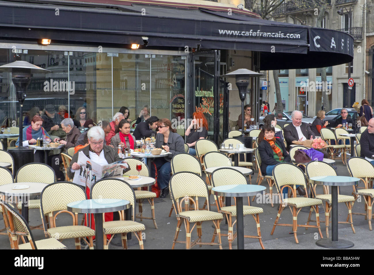 Cafe life in Paris Stock Photo - Alamy