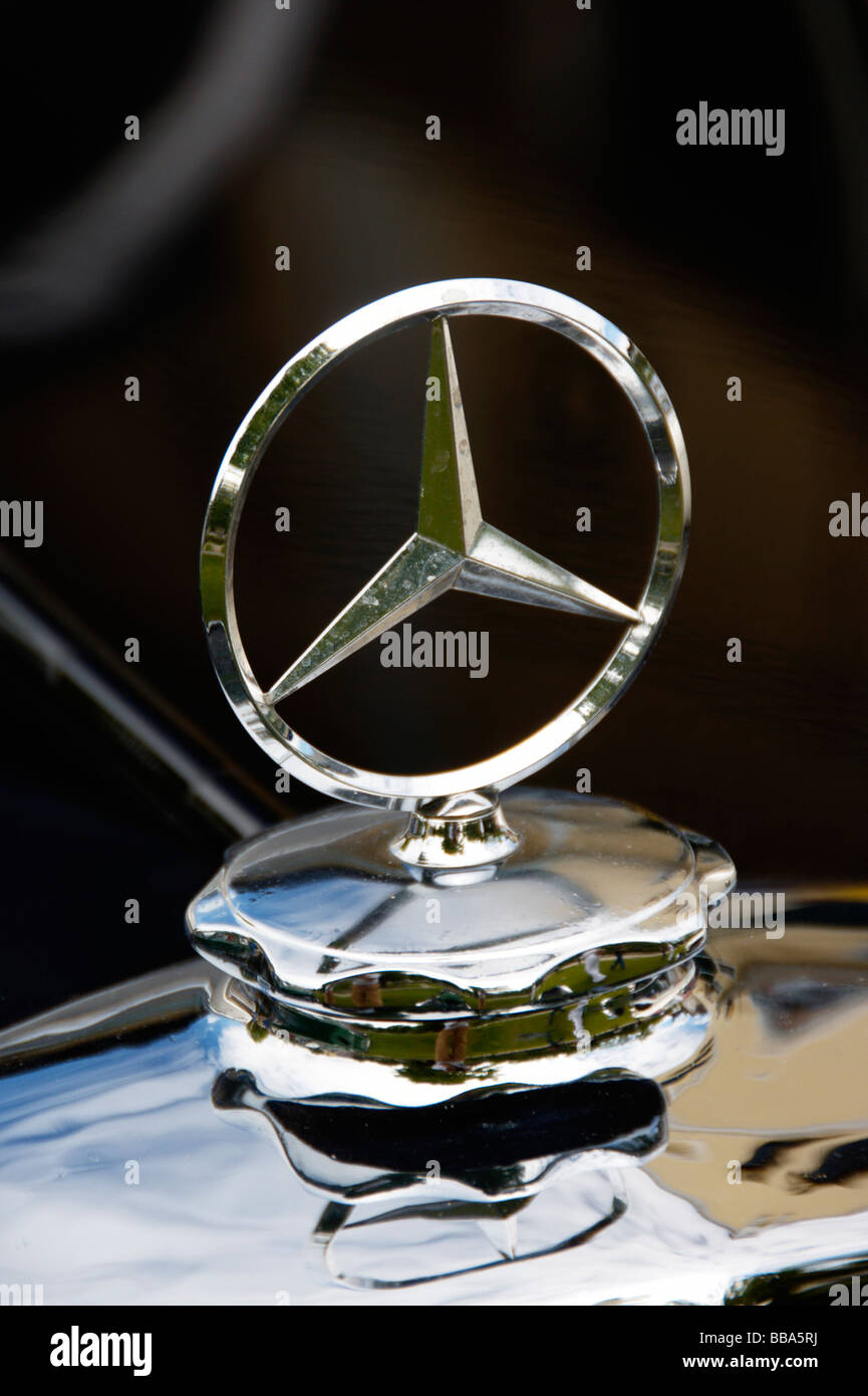 Old Mercedes Benz star on classic car Stock Photo - Alamy