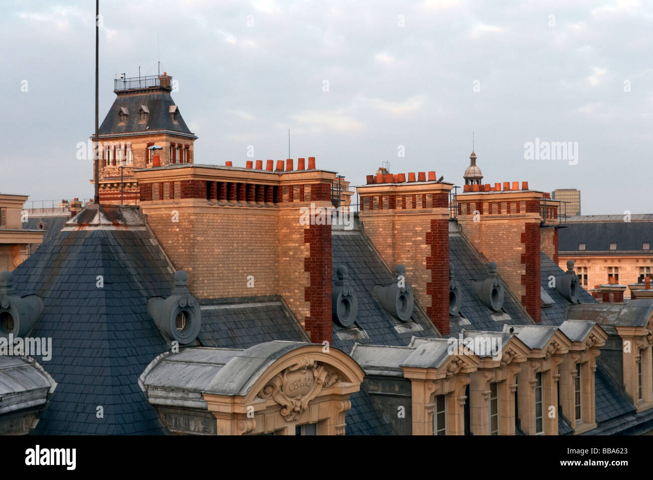 Mansard roof paris hi-res stock photography and images - Alamy