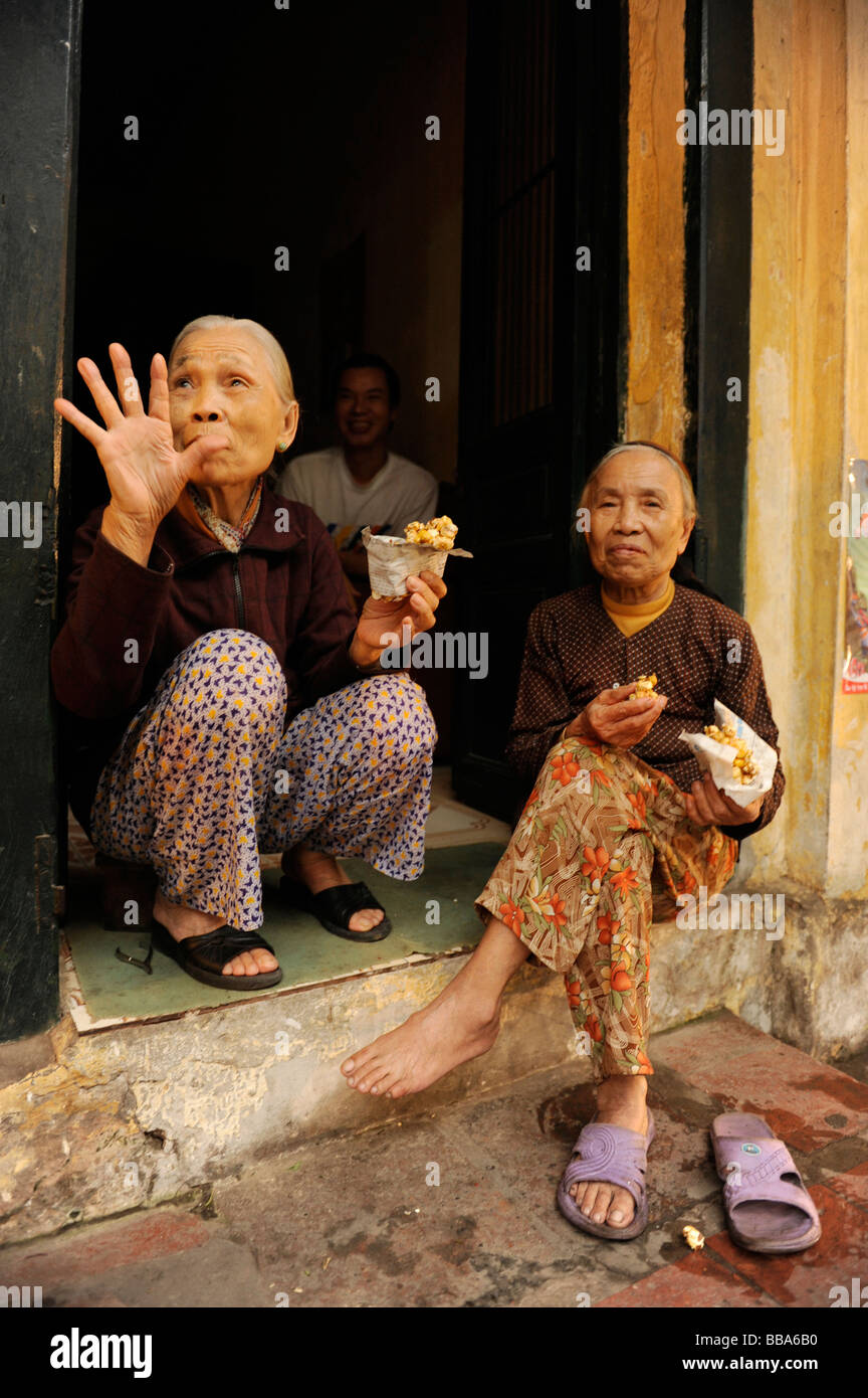 Old vietnamese ladies hi-res stock photography and images - Alamy
