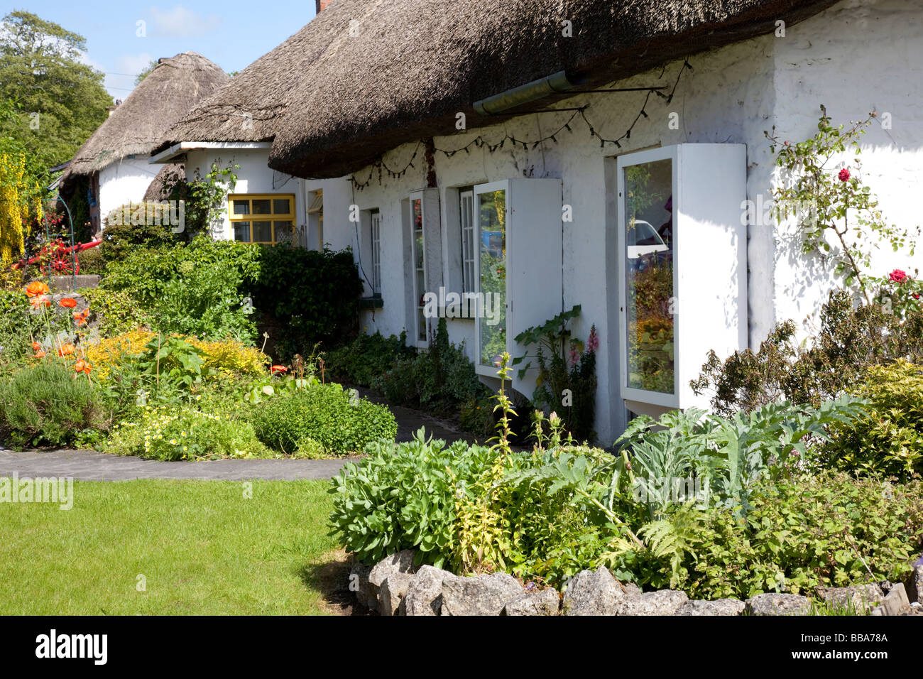 Cute thatched cottage hi-res stock photography and images - Alamy