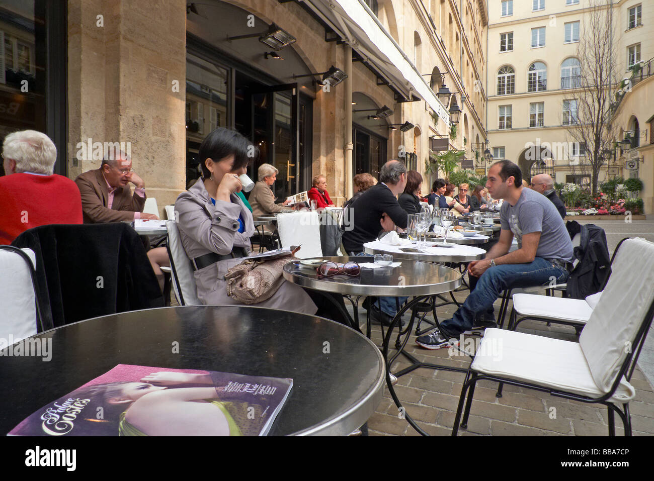 Cafe life in Paris Stock Photo - Alamy