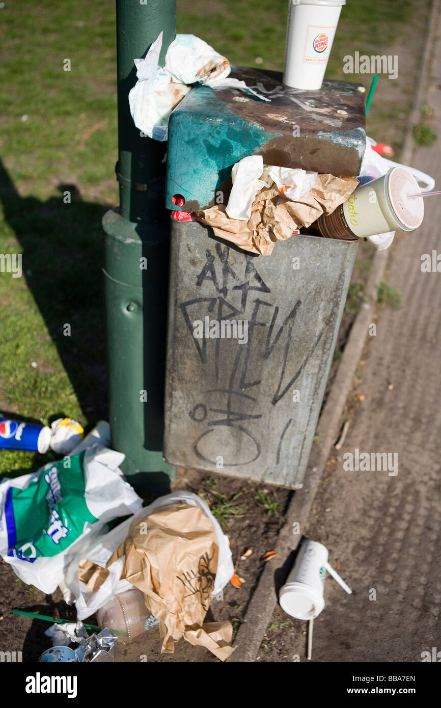 Overflowing rubbish bin scattered rubbish hi-res stock photography and ...