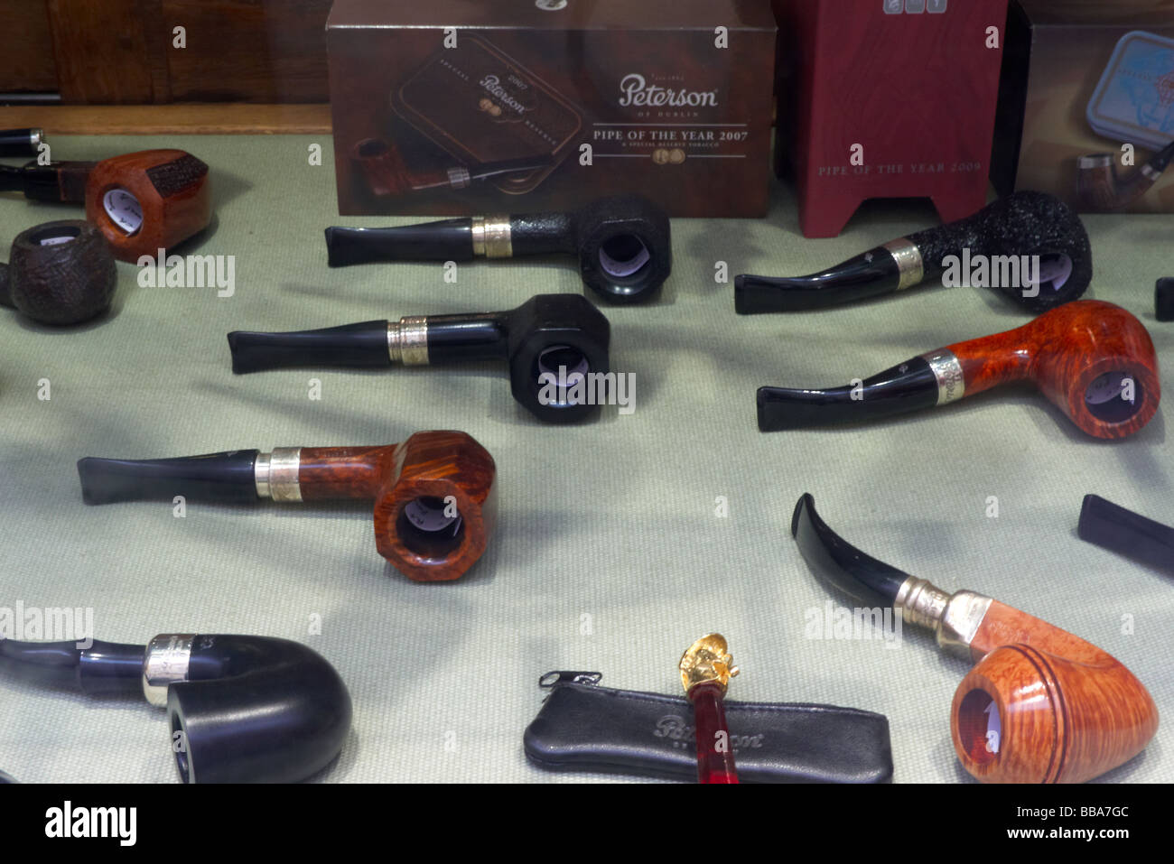 The window display of a pipe shop in Paris Stock Photo - Alamy