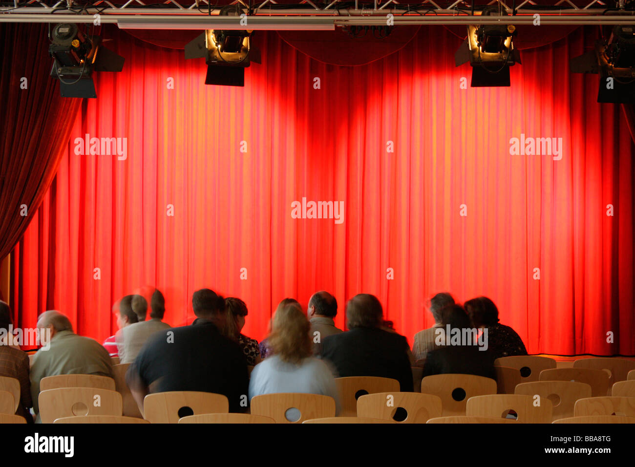 Theatre audience hi-res stock photography and images - Alamy