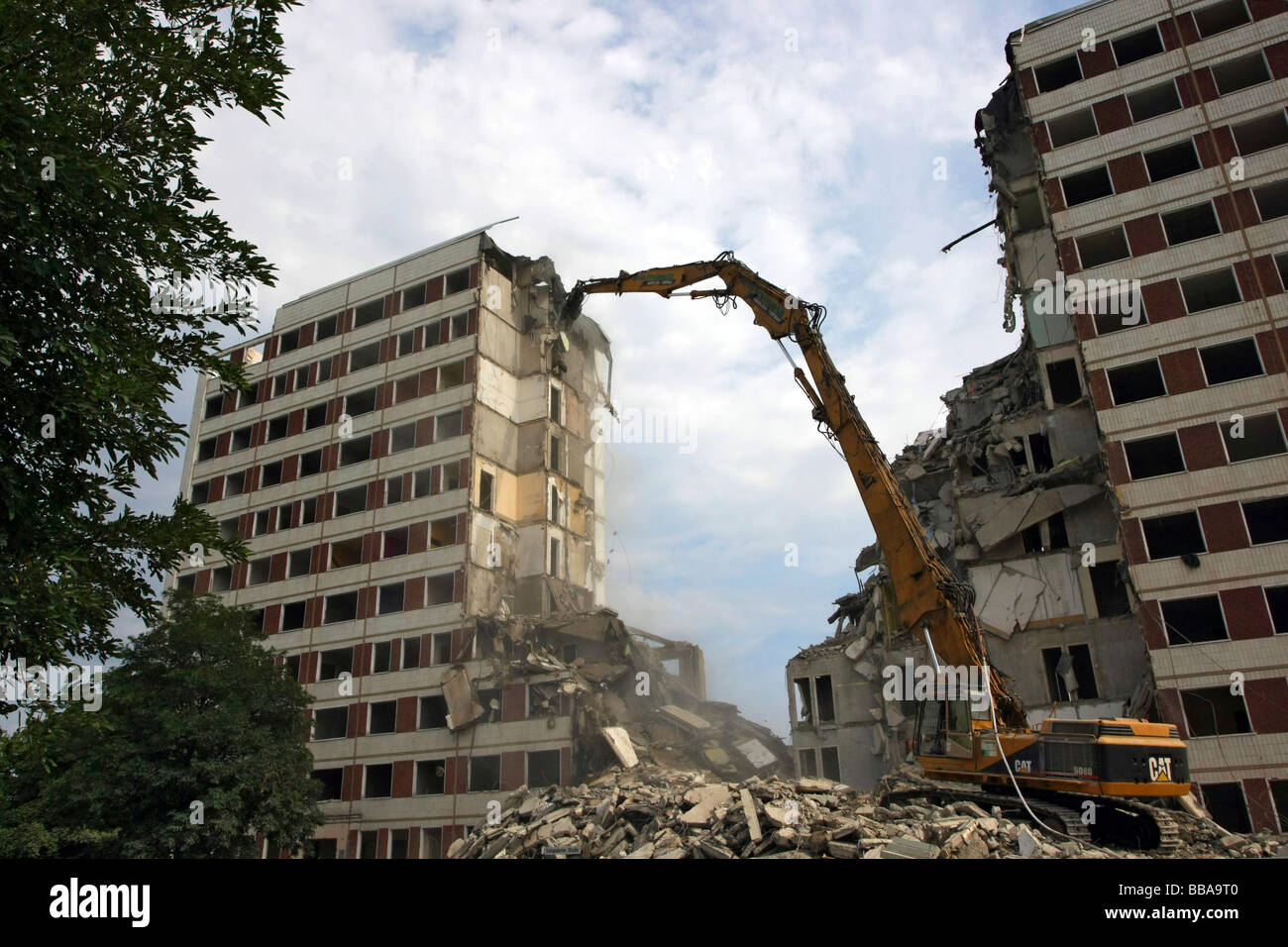 Construction dismantling tower crane hi-res stock photography and ...