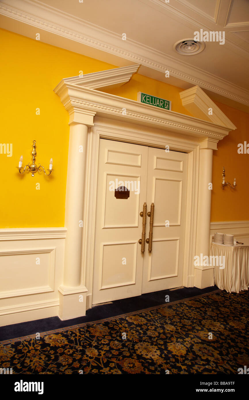 Yellow door with lock hi-res stock photography and images - Alamy