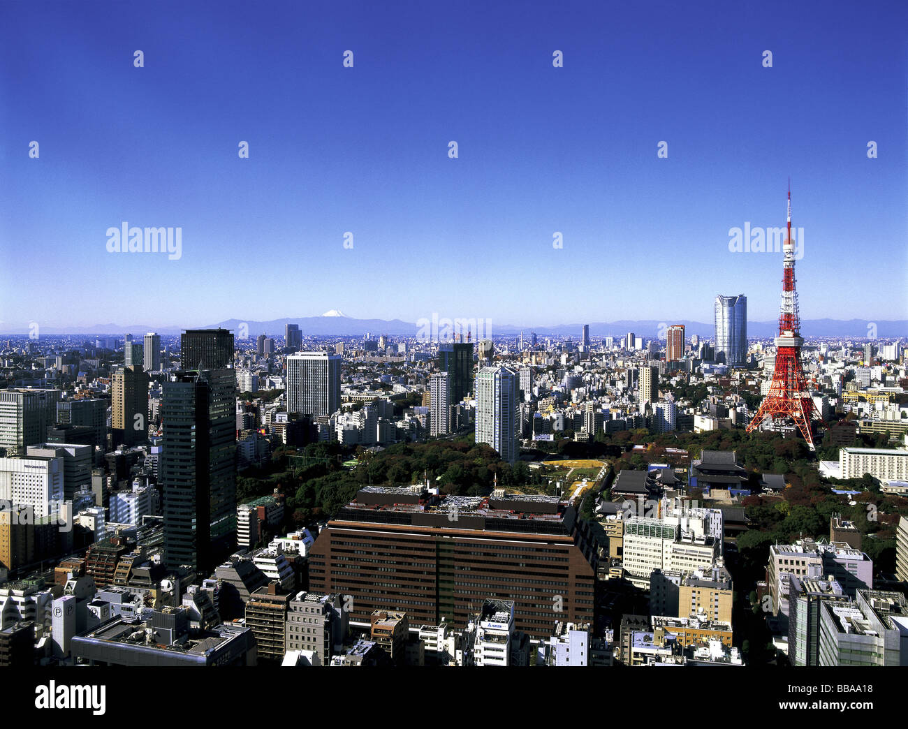 Elevated view of Tokyo Tower and city skyline, Tokyo, Japan Stock Photo ...