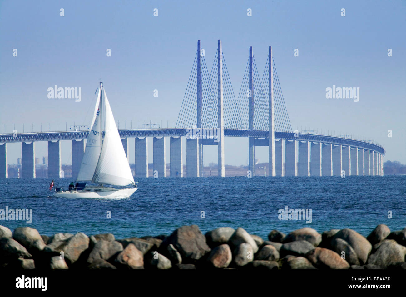 öresundbrücke zwischen dänemark und schweden hi-res stock photography ...