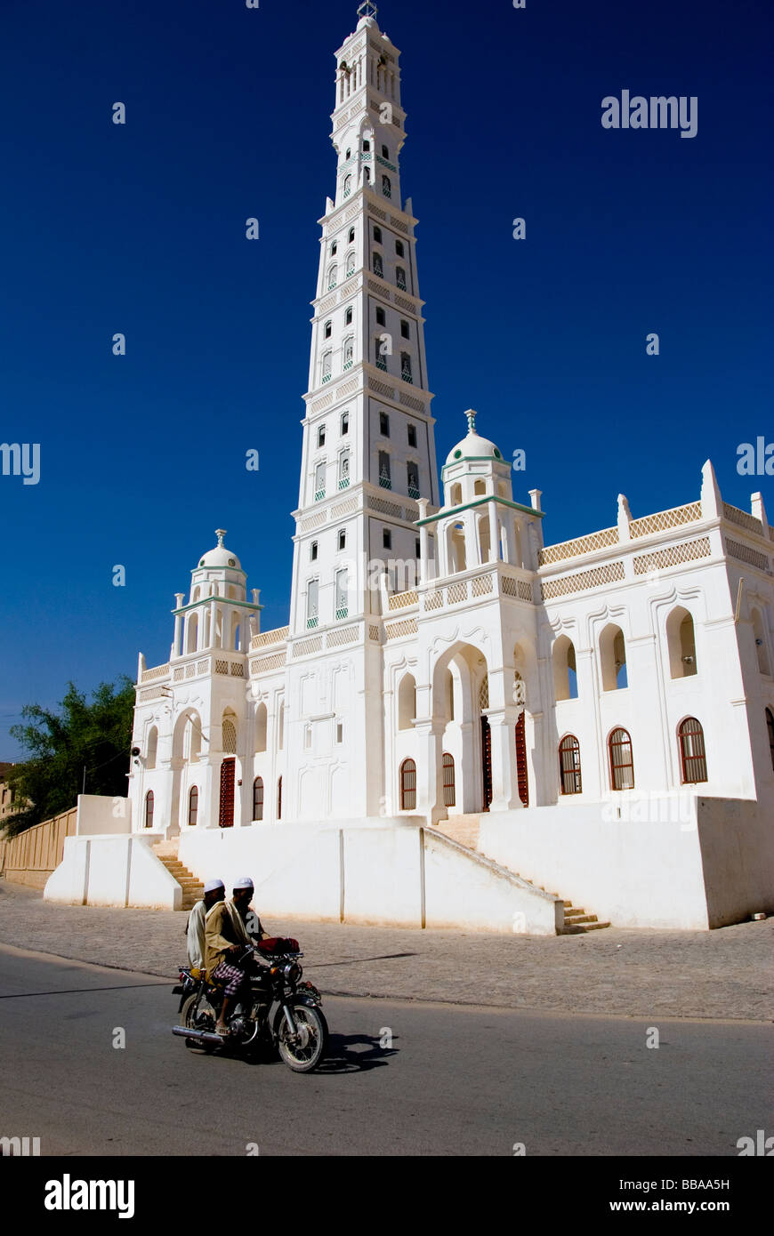 The al mihdar mosque in tarim hi-res stock photography and images - Alamy