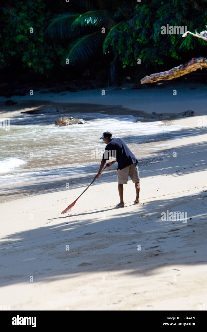 Cleaning beaches hi-res stock photography and images - Alamy