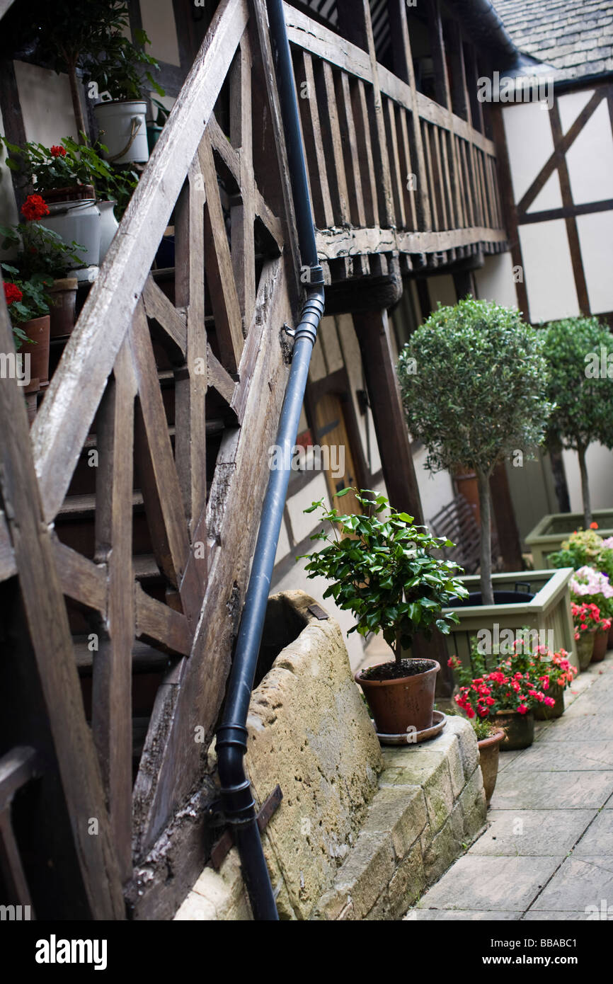 Tudor balcony hi-res stock photography and images - Alamy