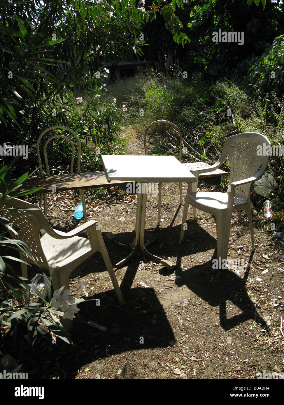 Plastic garden tables and chairs hi-res stock photography and images ...