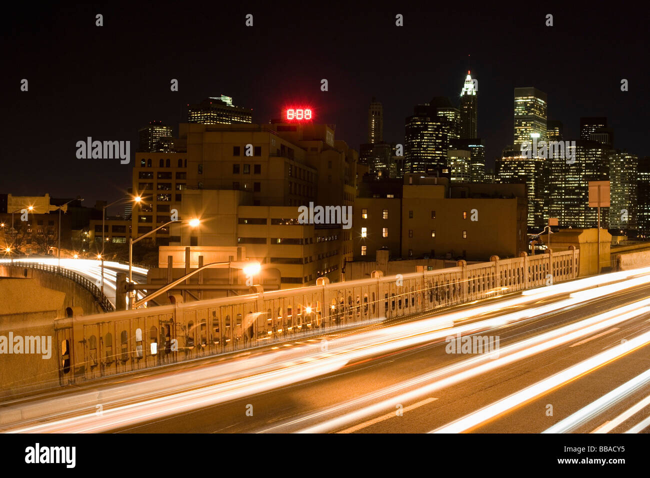 Expressway on the Brooklyn Bridge and Manhattan skyline at night, New ...