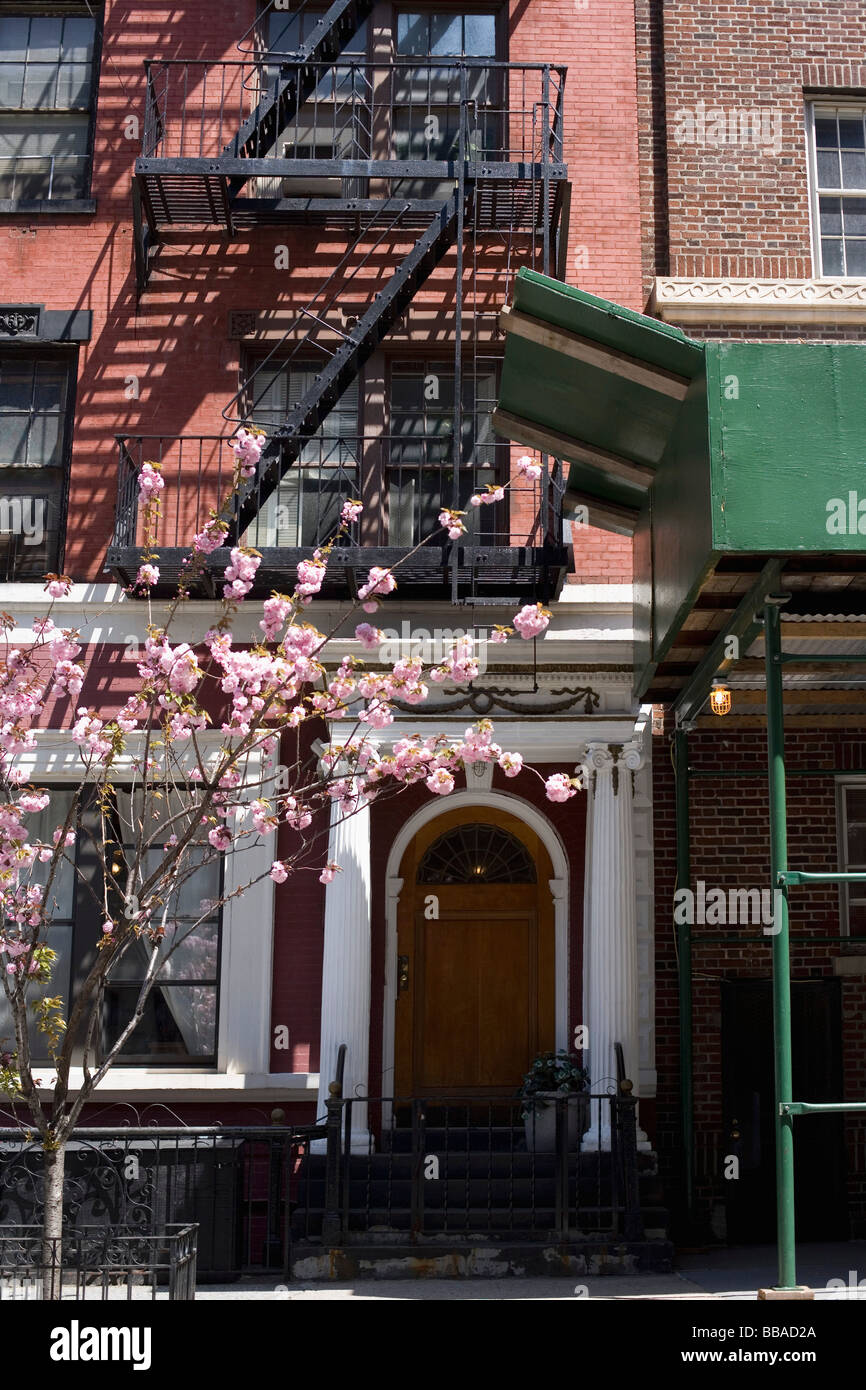 Apartment building exterior steps hi-res stock photography and images ...