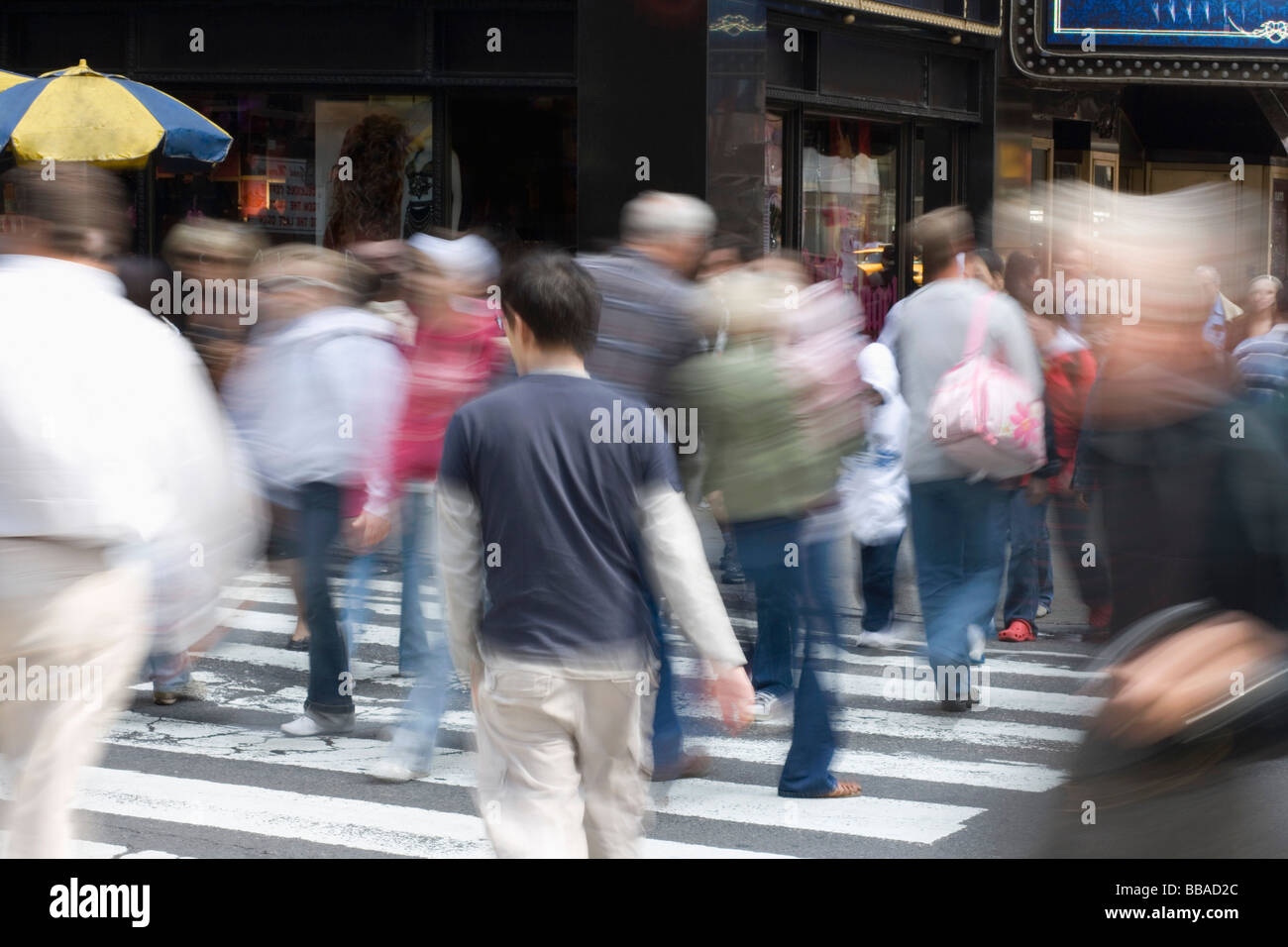 People walking pedestrian manhattan hi-res stock photography and images ...