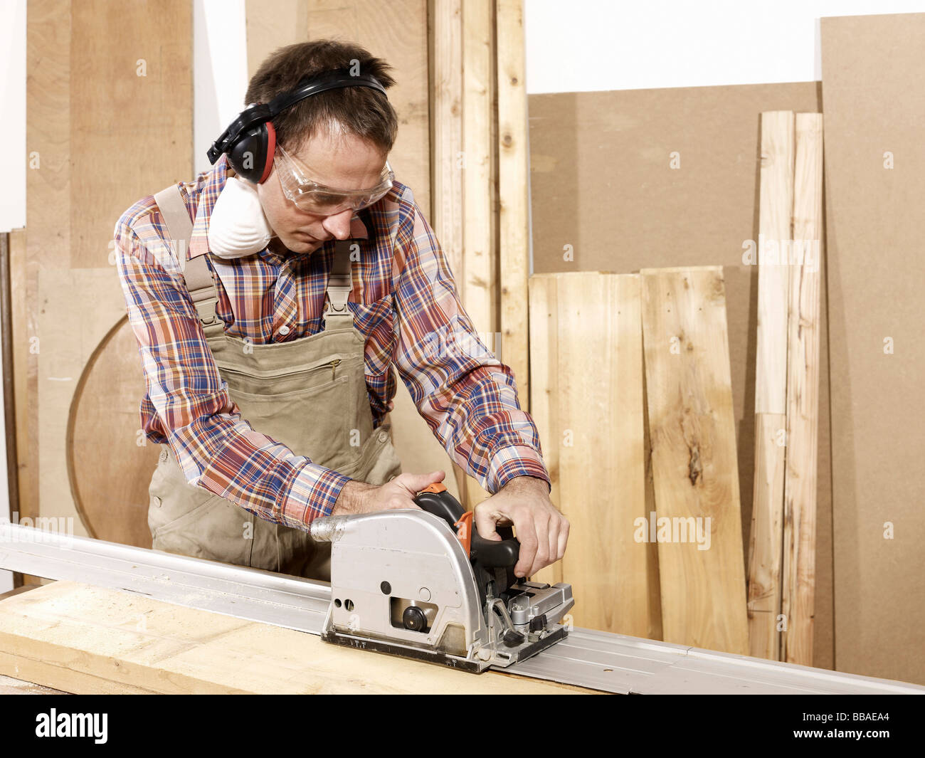 A man using a circular saw Stock Photo - Alamy